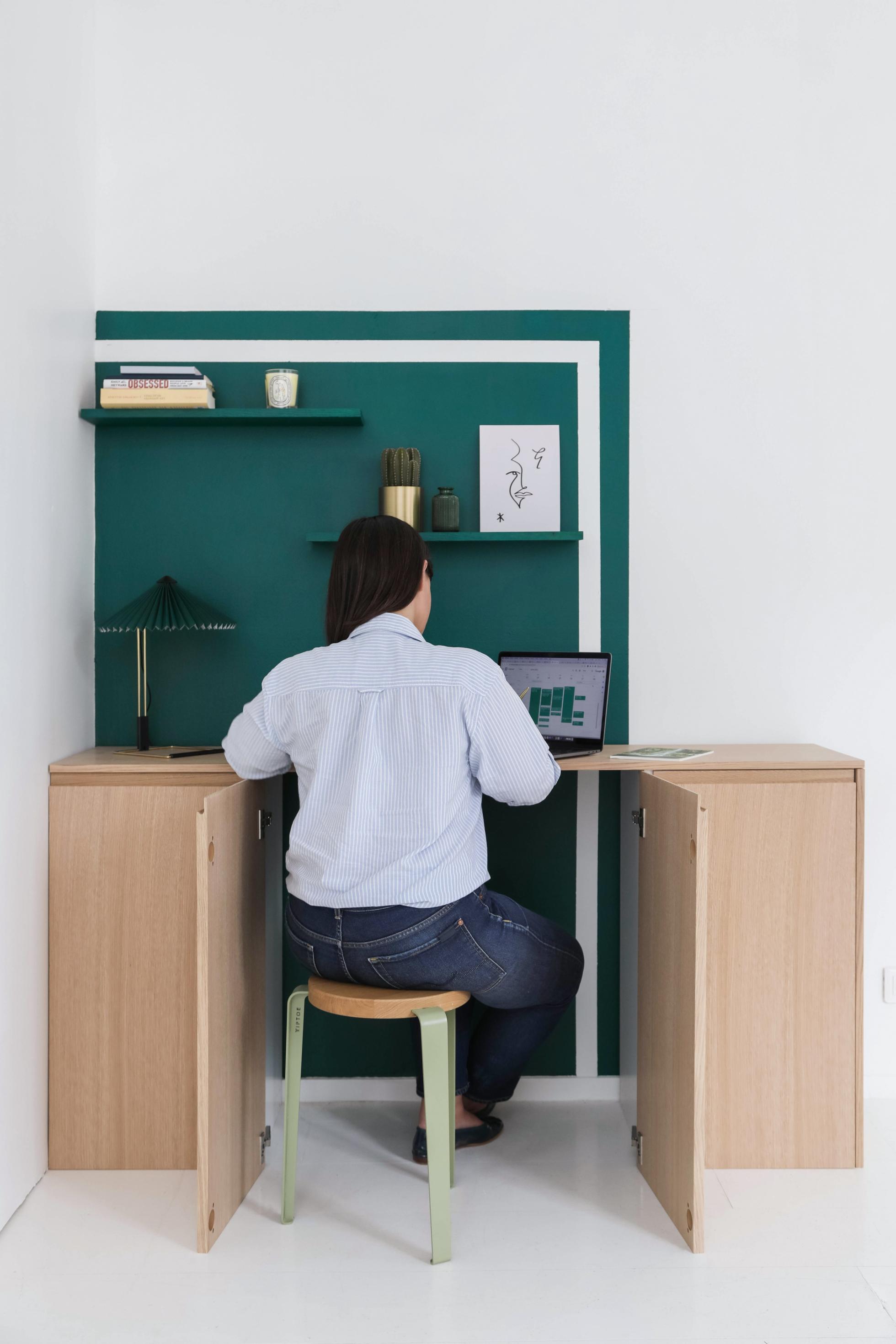 Tuto : Un bureau caché dans une enfilade | Plum Living