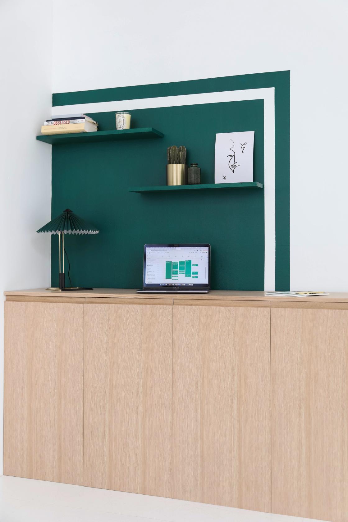 Tuto : Un bureau caché dans une enfilade | Plum Living