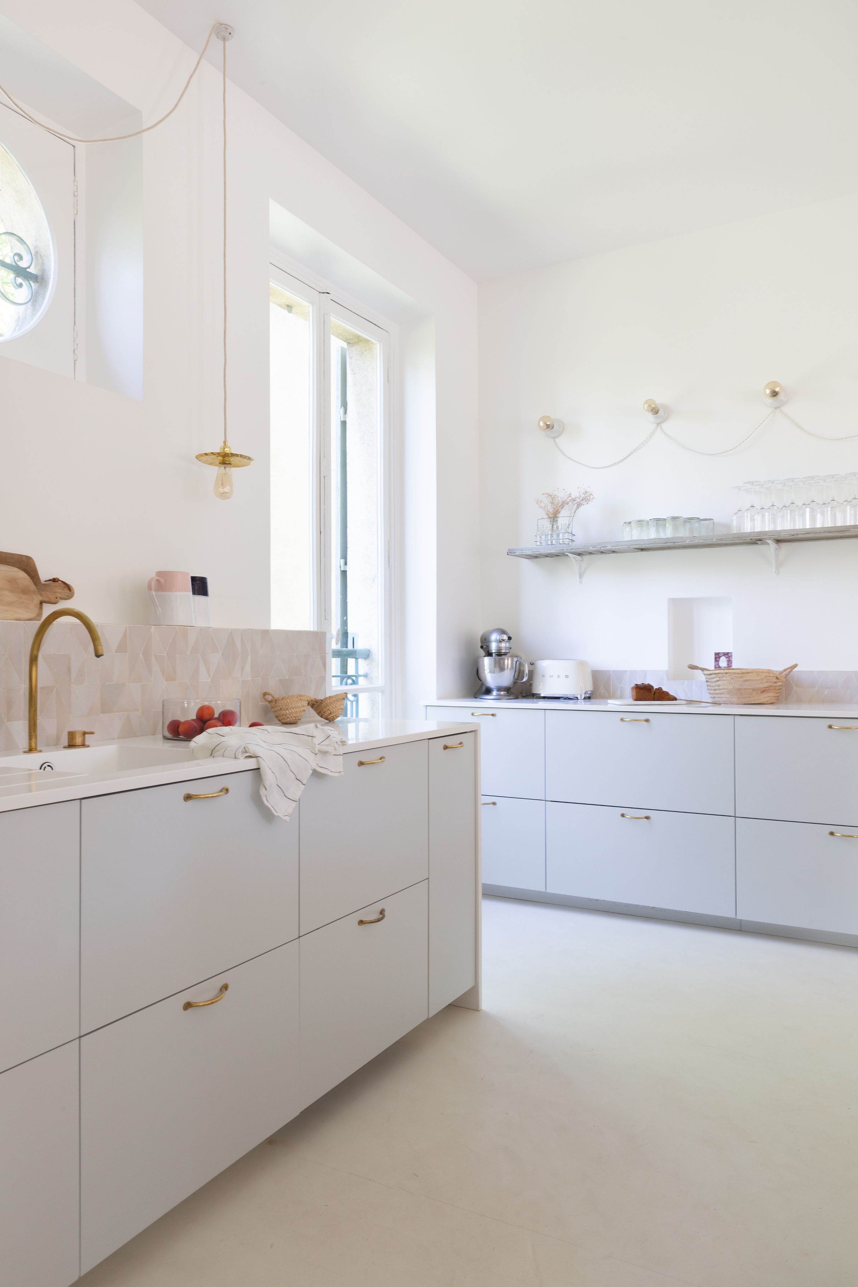 Gris nuage kitchen by Quitterie de Pascal | Plum